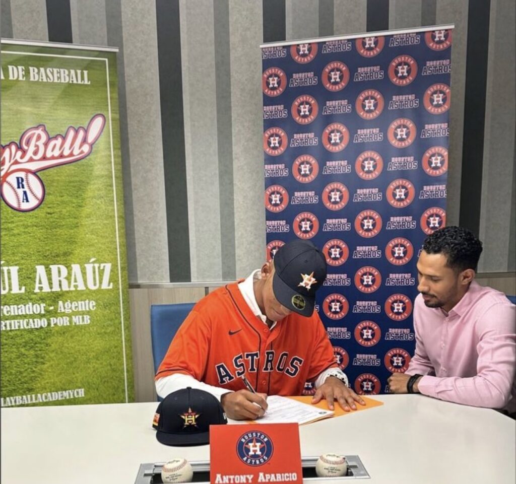 Houston Astros Sign Right-Handed Pitcher Antony Aparicio